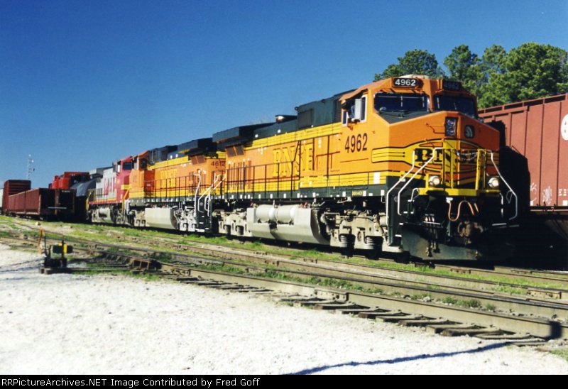 BNSF 4962 EAST